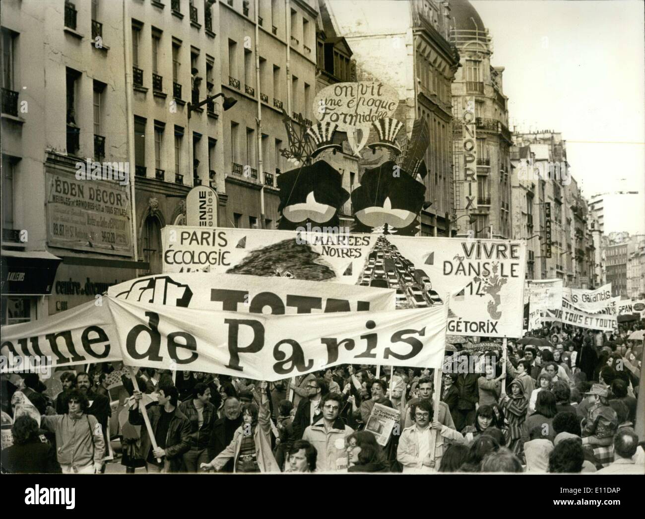 1977 may day parade in paris hi-res stock photography and images - Alamy