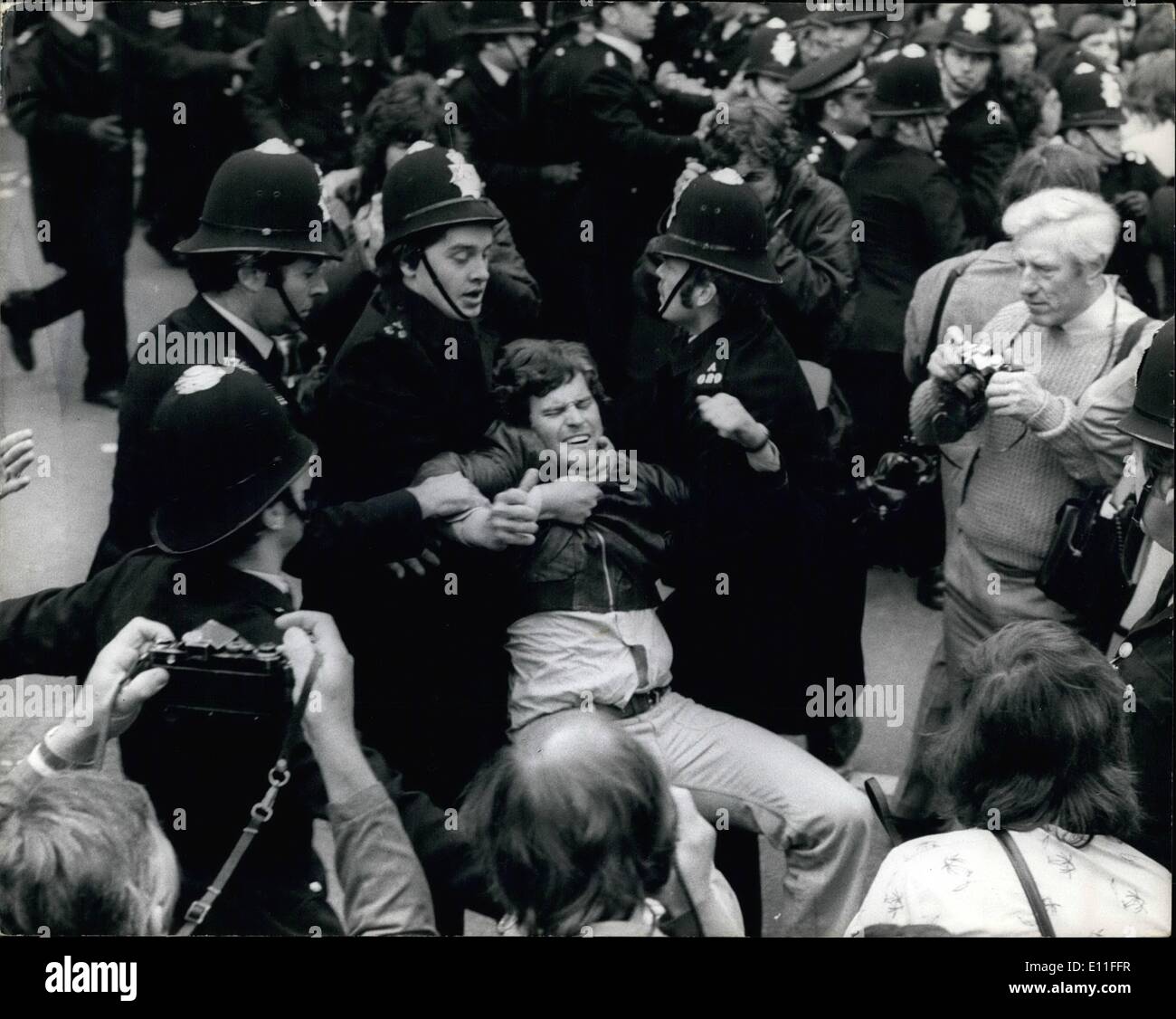 Jul. 07, 1977 - More Fighting Between Police And Pickets Mass ...