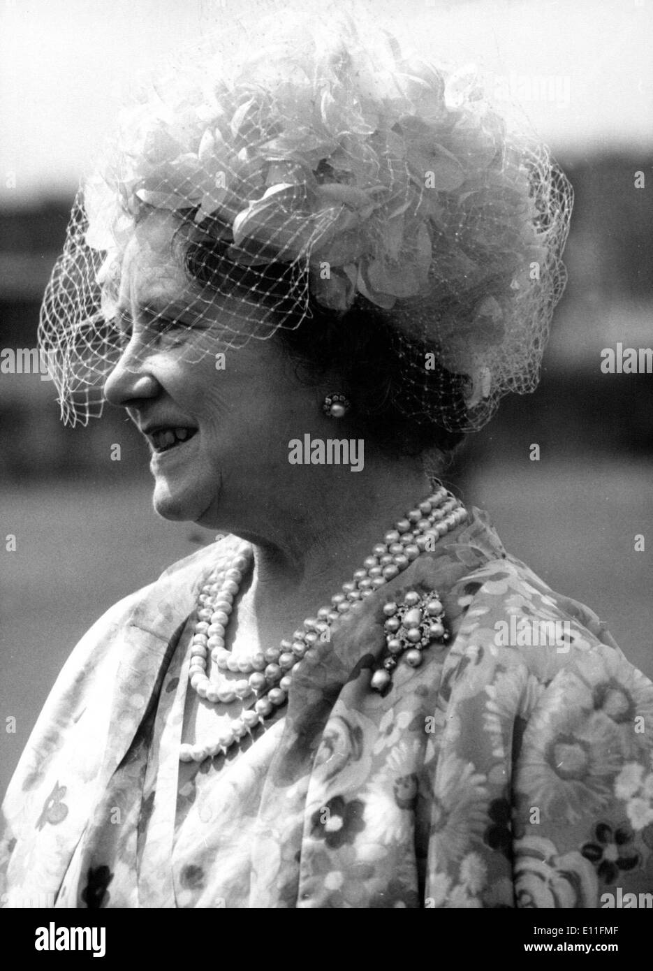 Elizabeth queen mother bowes lyon Black and White Stock Photos & Images ...