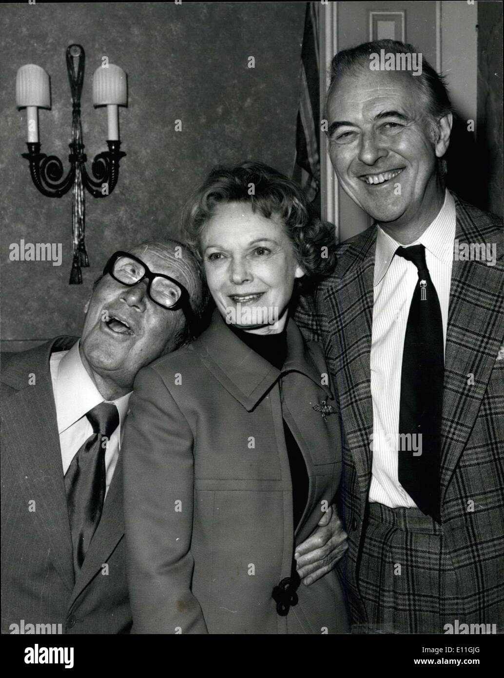 Arthur askey hi-res stock photography and images - Alamy
