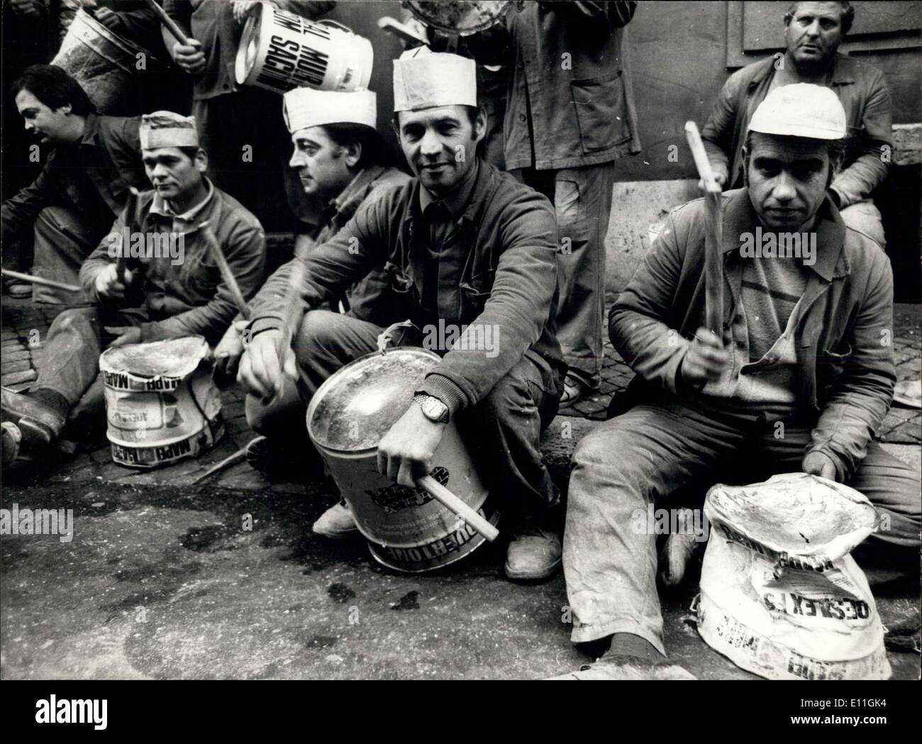Dec. 02, 1977 - 2-12-77 Roman Construction Workers Strike. Wearing ...