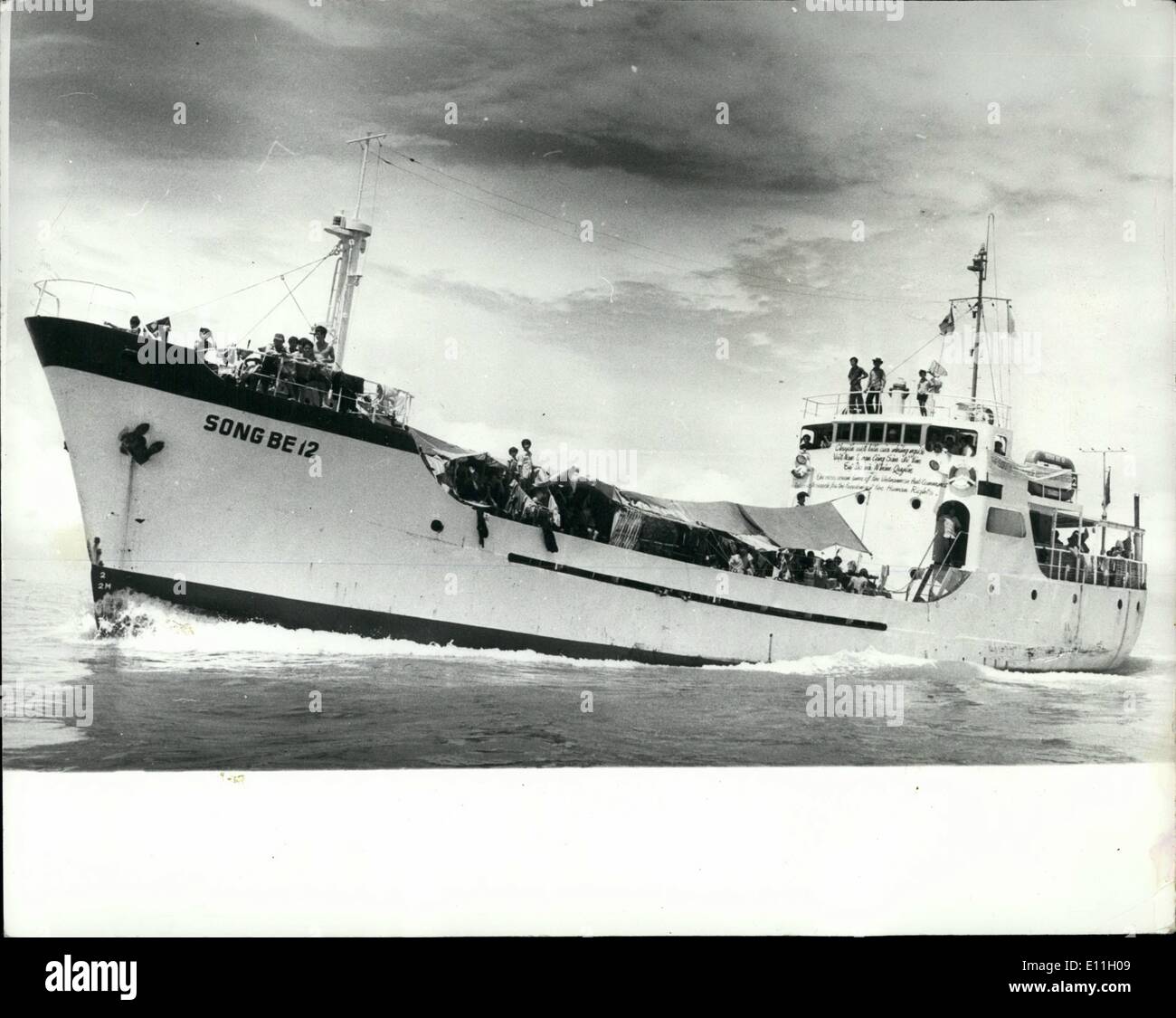 Dec. 12, 1977 - Vietnamese refugees from the Trawler song be 12 arrive ...
