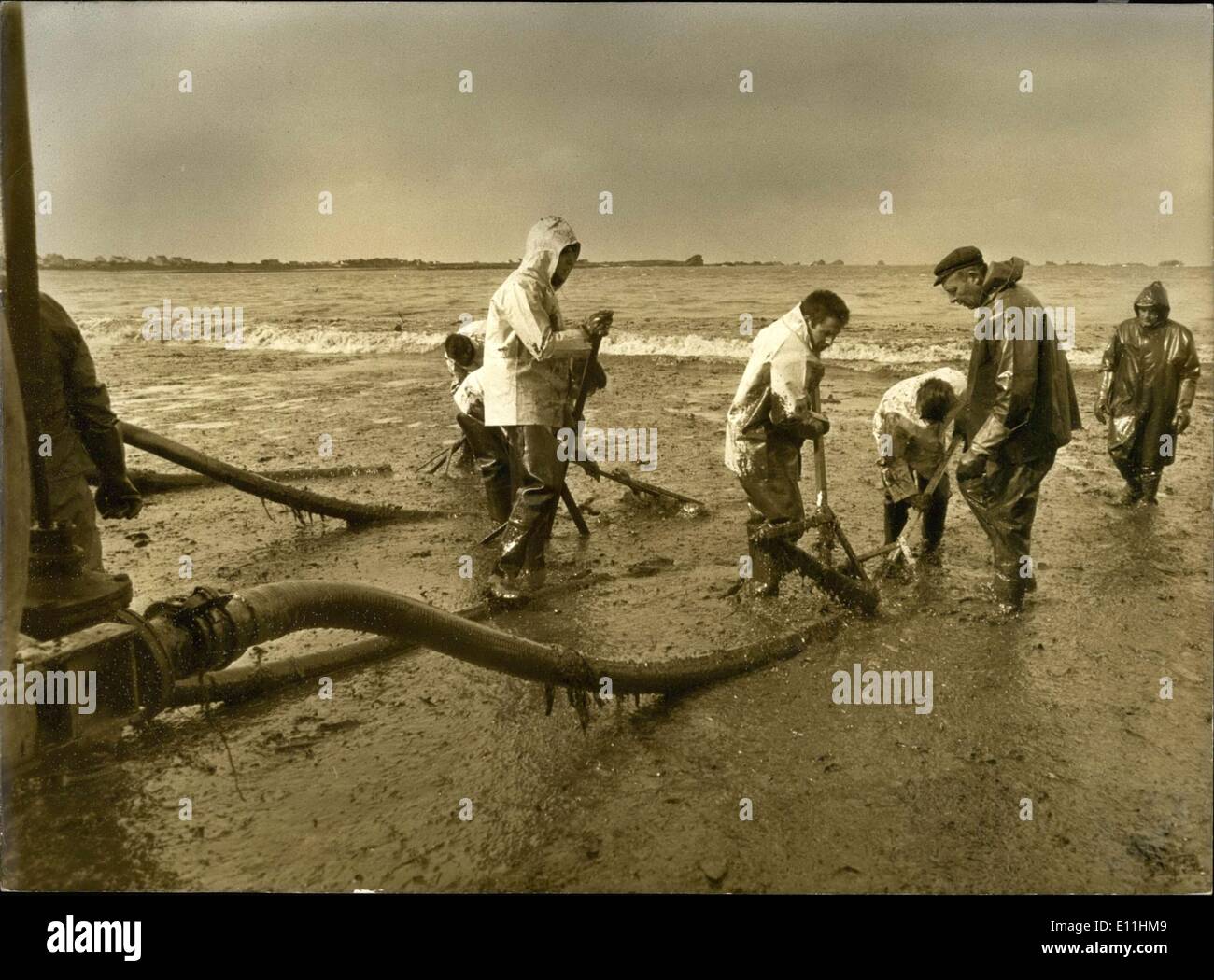 1978 spill of amoco ship cadiz hi-res stock photography and images - Alamy