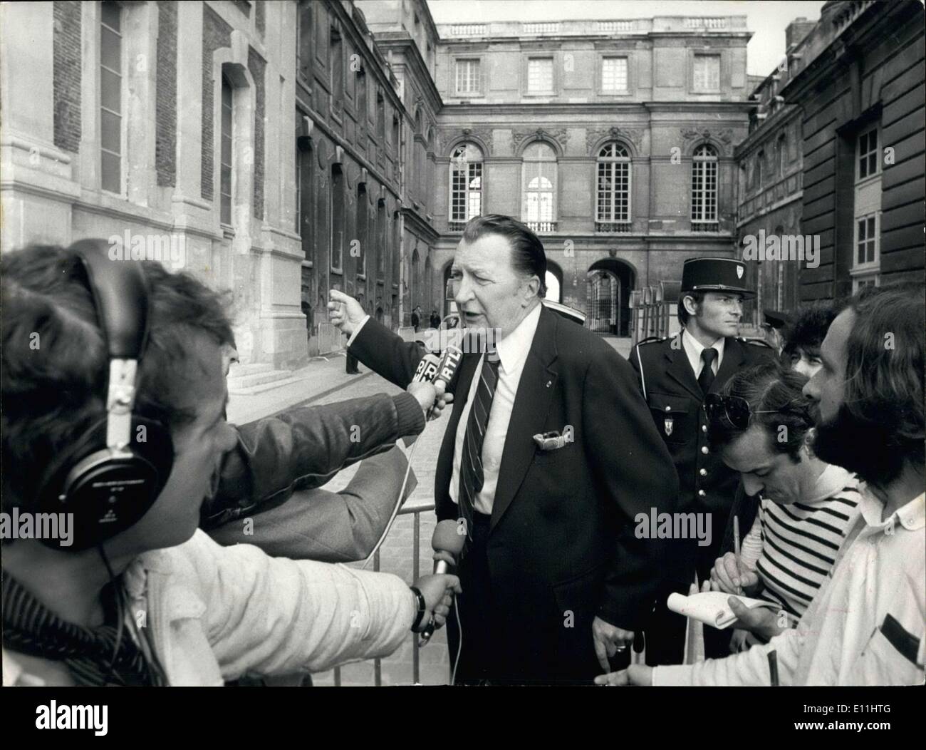 Destroyed palace hi-res stock photography and images - Alamy