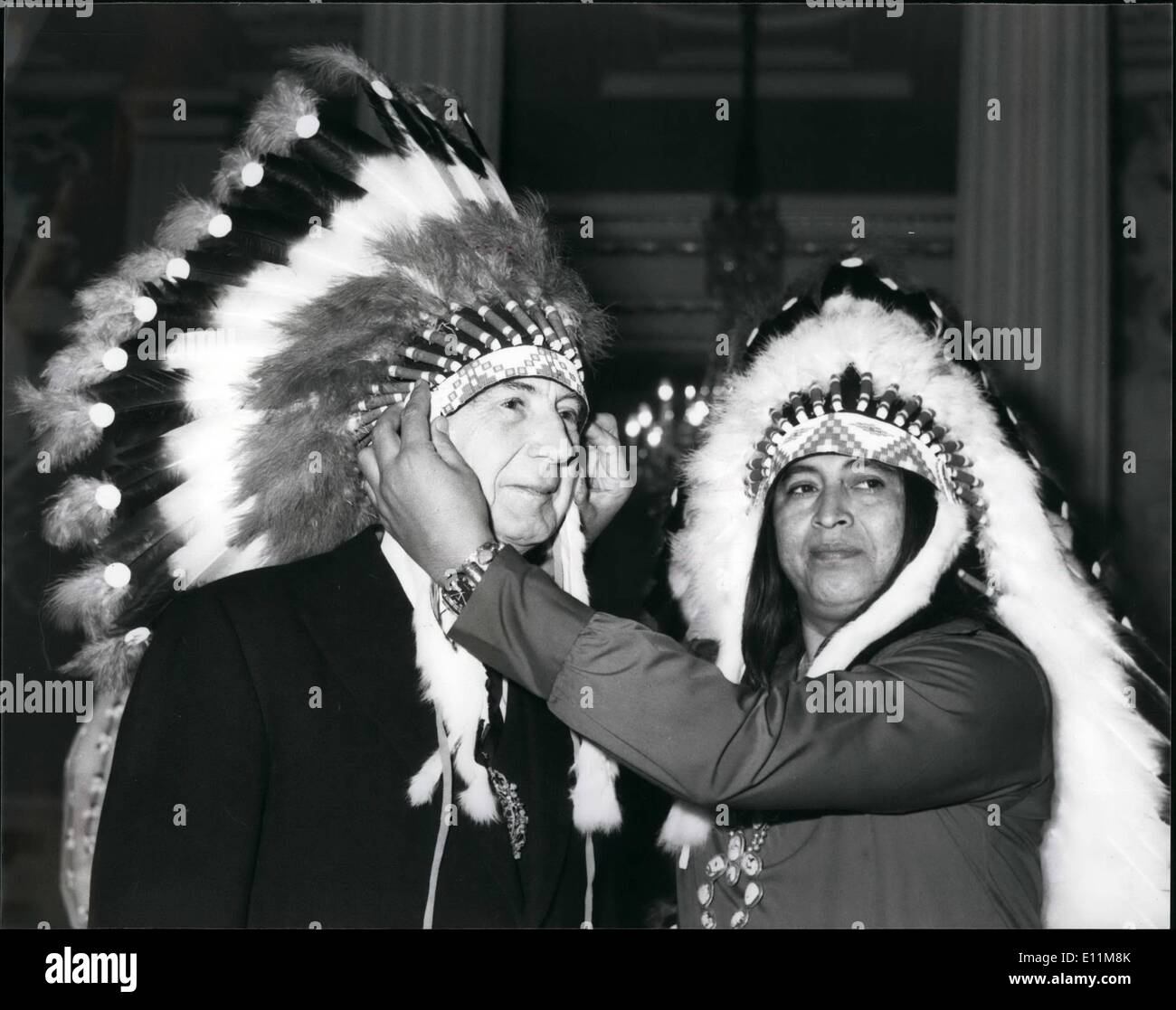 Feb. 02, 1979 - Lord Mayor Presented With Indian Head Dress: At the ...