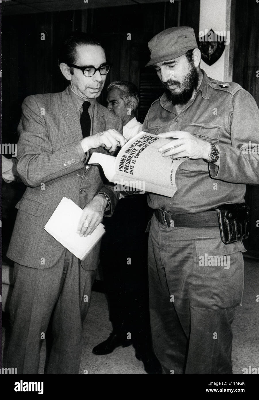 President of Cuba FIDEL CASTRO reads a book Stock Photo - Alamy