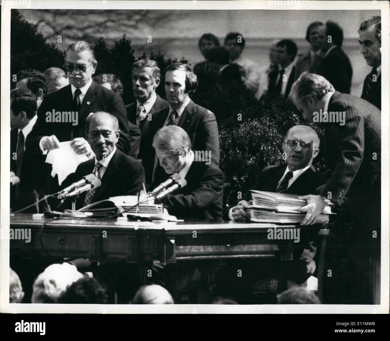 Peace treaty signing hi-res stock photography and images - Alamy
