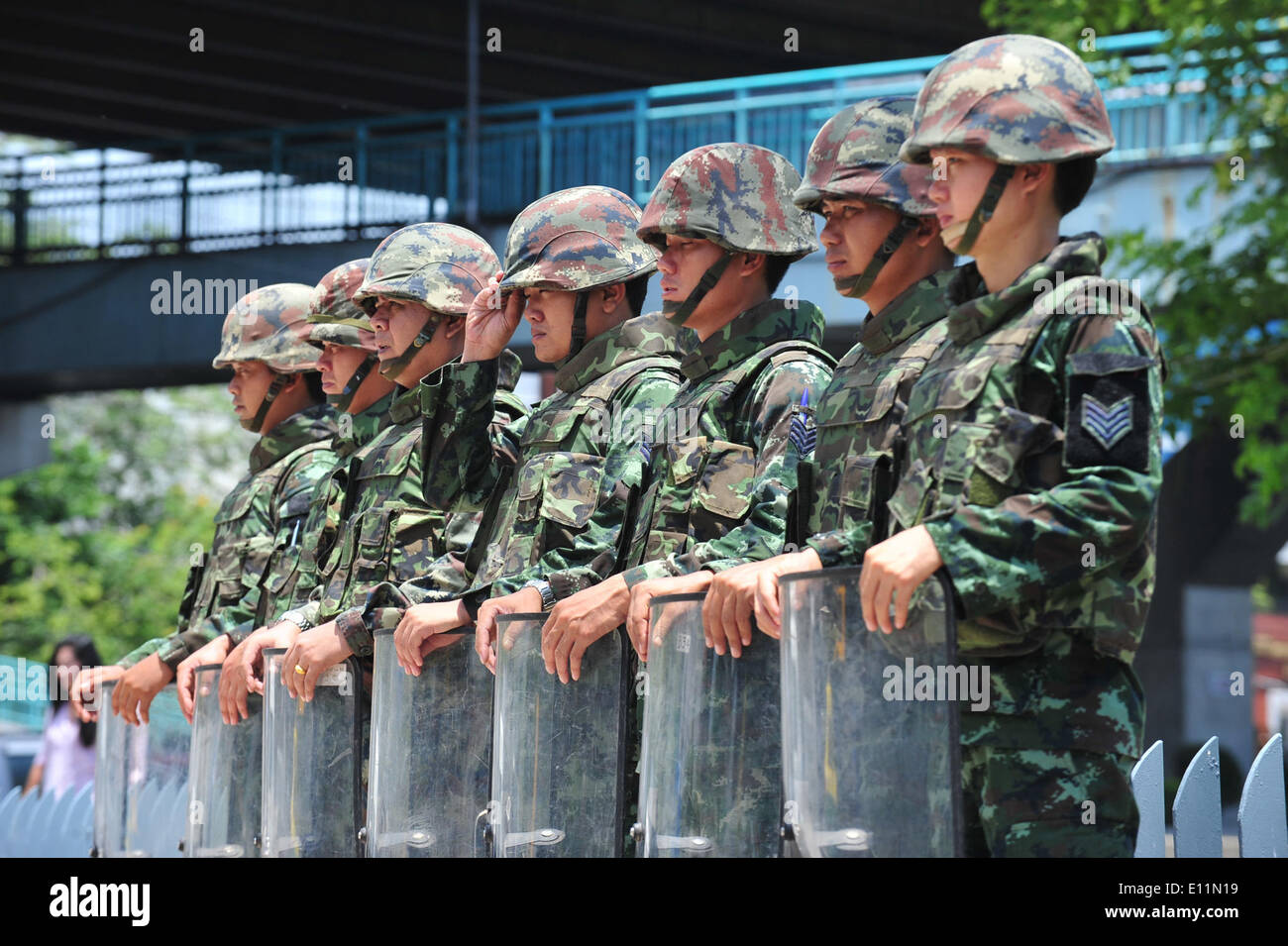 Bangkok, Thailand. 21st May, 2014. Thai soldiers stand guard outside ...