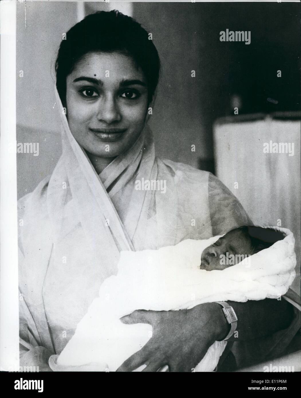 Aug. 08, 1979 - Princess Tharwa leaves hospital with baby daughter ...