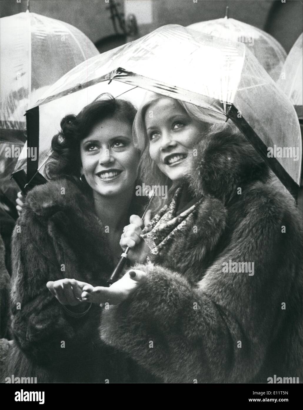 Nov. 11, 1979 - Miss World Contestants Seen the London sight: Two of ...