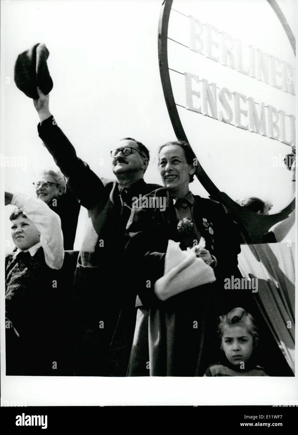 Bertolt brecht helene weigel hi-res stock photography and images - Alamy