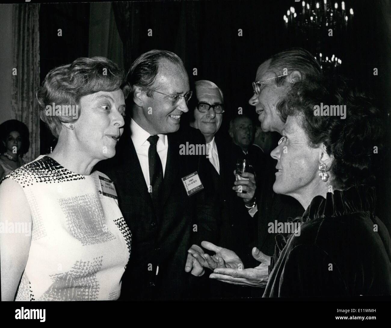 World bank cocktail party hi-res stock photography and images - Alamy