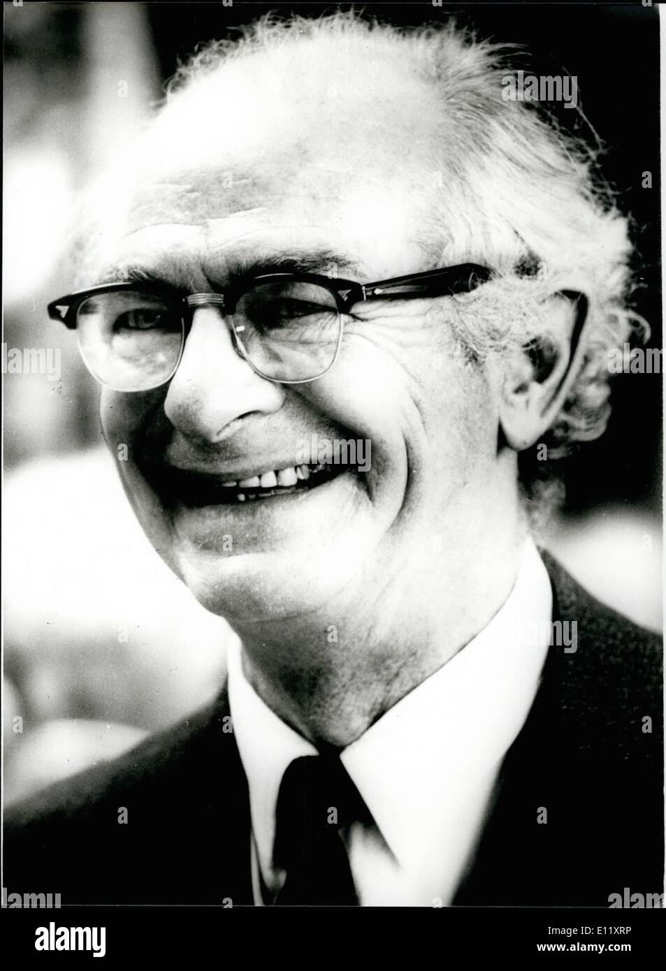 Linus pauling hi-res stock photography and images - Alamy