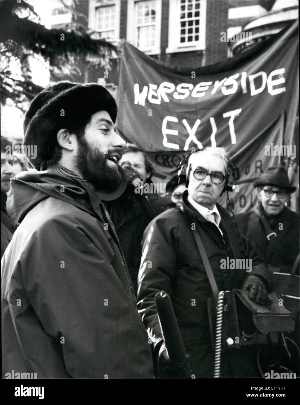 Black man shows two hi-res stock photography and images - Alamy