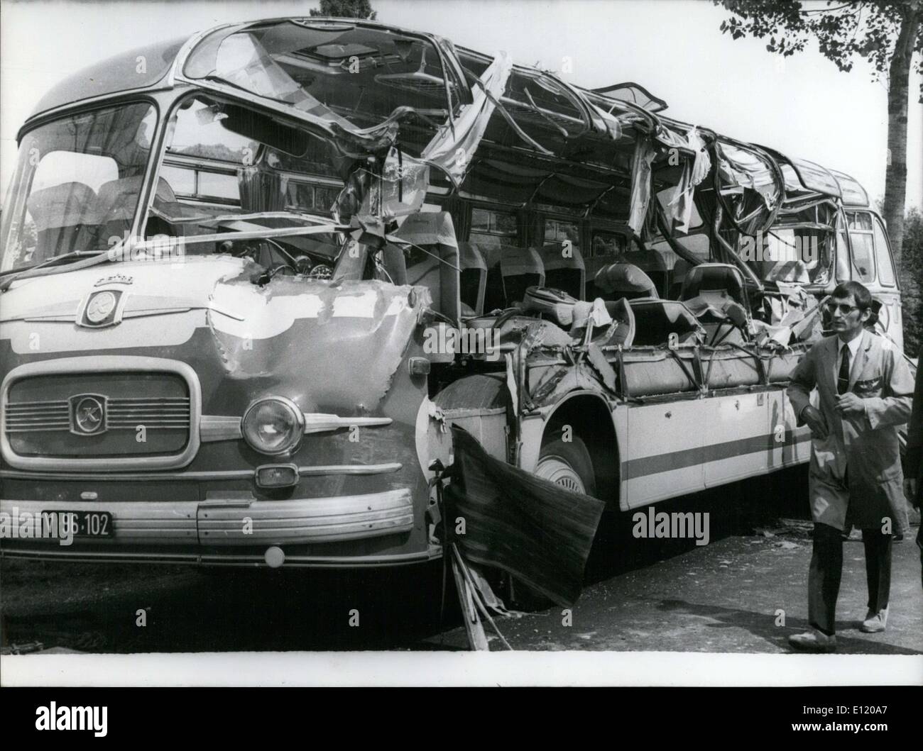 Jul. 22, 1981 - Bus Hit By Bulldozer Leaves 19 Injured Stock Photo - Alamy