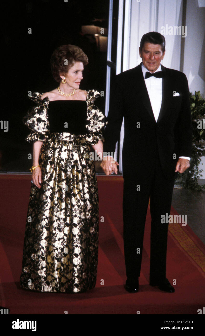 President ronald reagan wife nancy hi-res stock photography and images ...