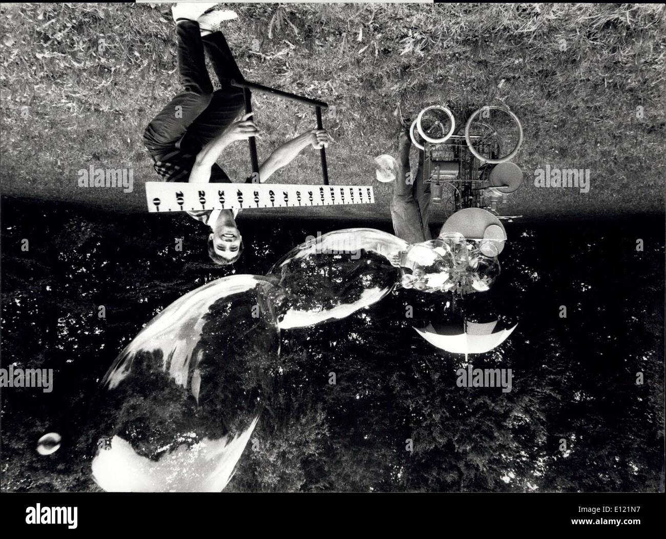 Dec. 08, 1981 - World record by soap bubble blowing machine: With the ...