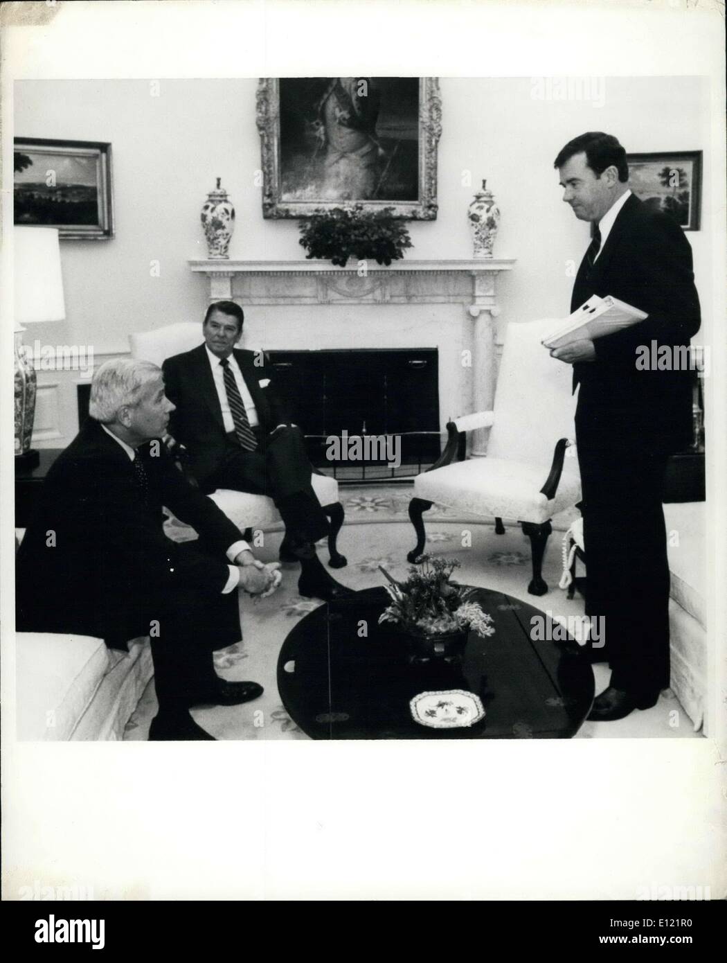 President reagan in oval office hi-res stock photography and images - Alamy