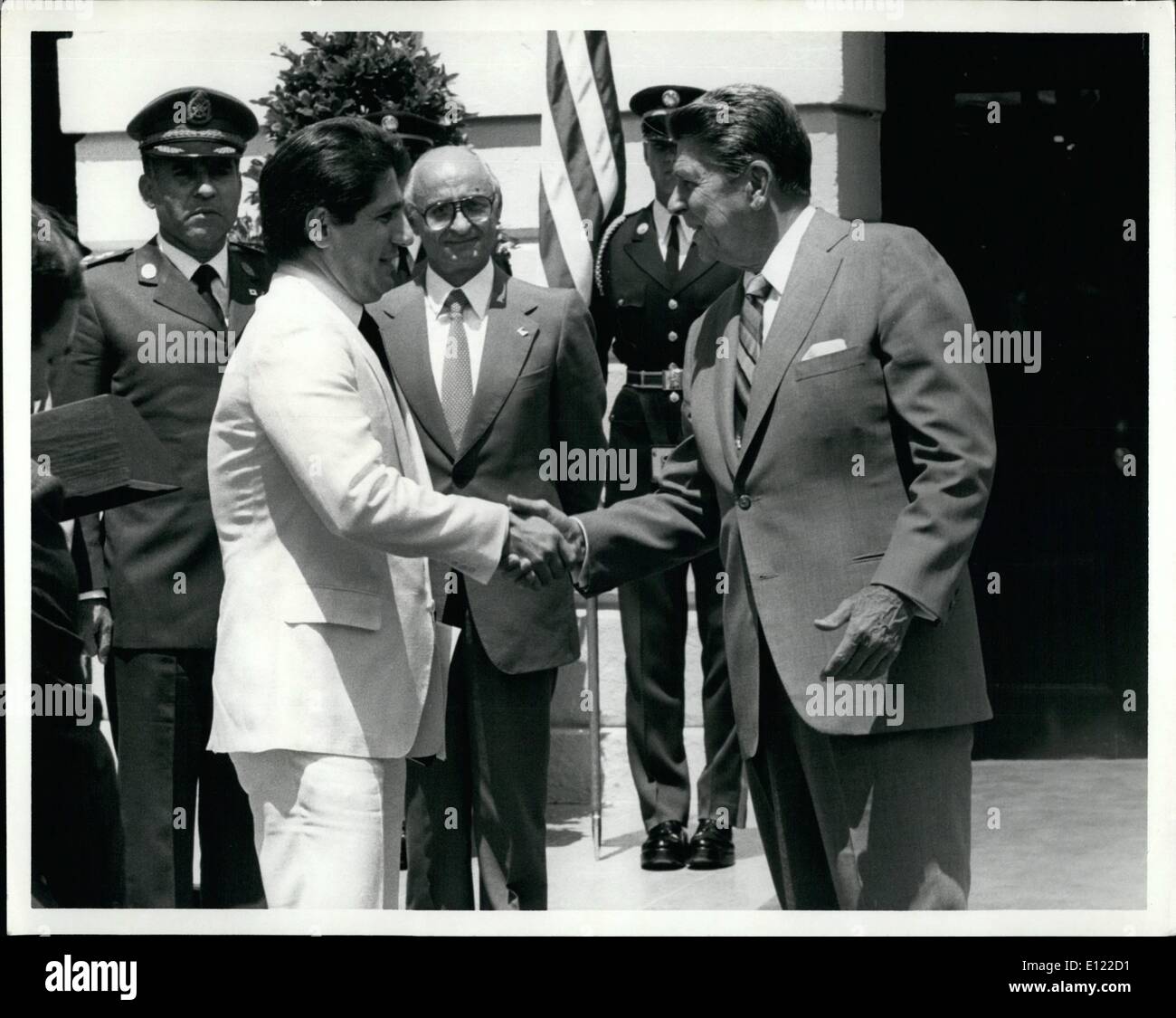 Handshake black and white hi-res stock photography and images - Alamy