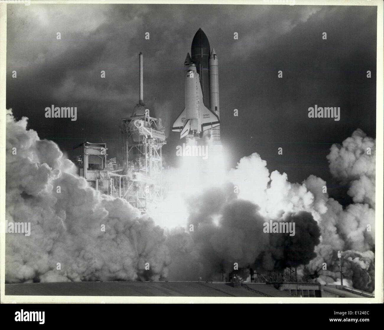 Space shuttle discovery liftoff hi-res stock photography and images - Alamy