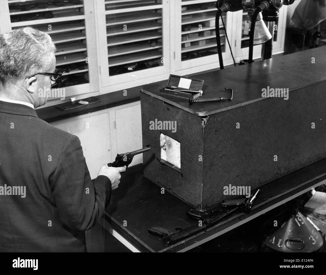 Crime laboratory Black and White Stock Photos & Images - Alamy