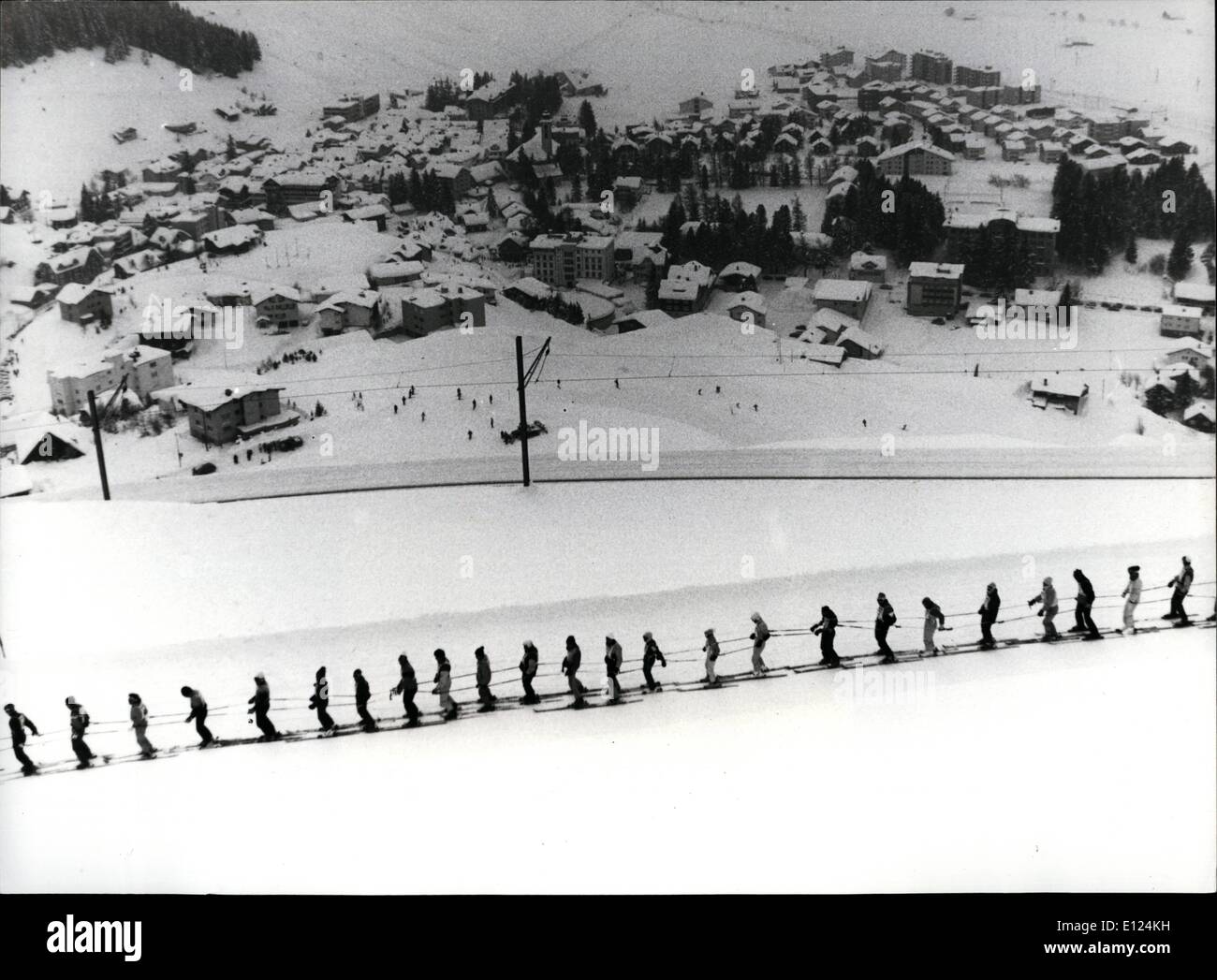 Longest queue on ski hi-res stock photography and images - Alamy