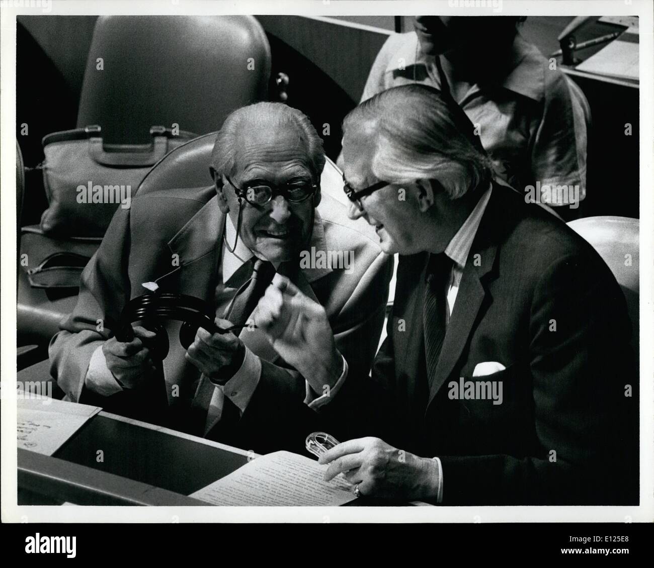 May 05, 1998 - Lord Noel Baker & Lord D.R. Ashe Stock Photo - Alamy