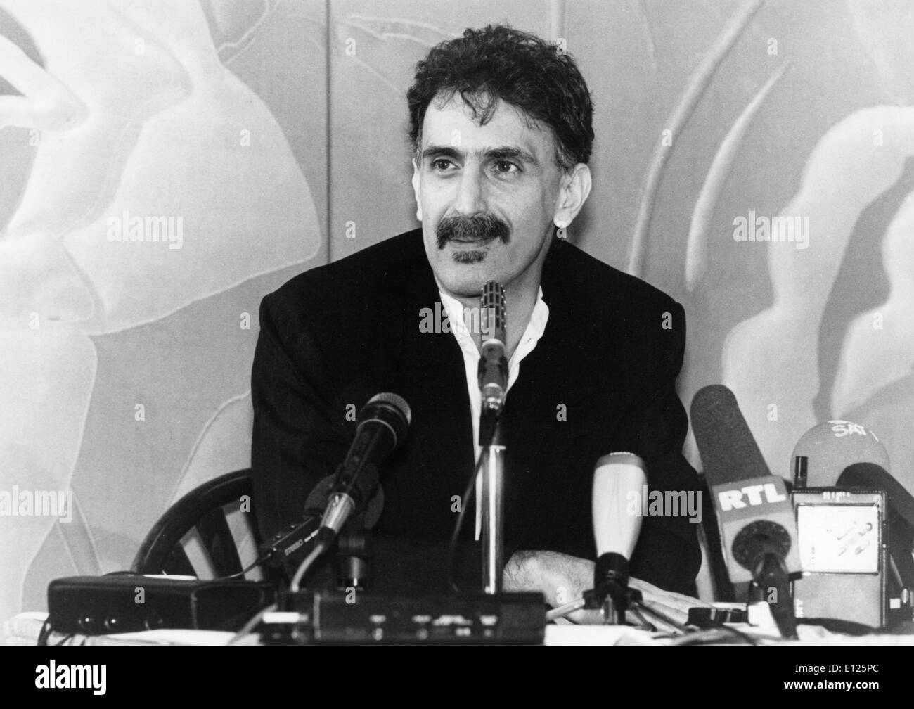Frank zappa hi-res stock photography and images - Alamy
