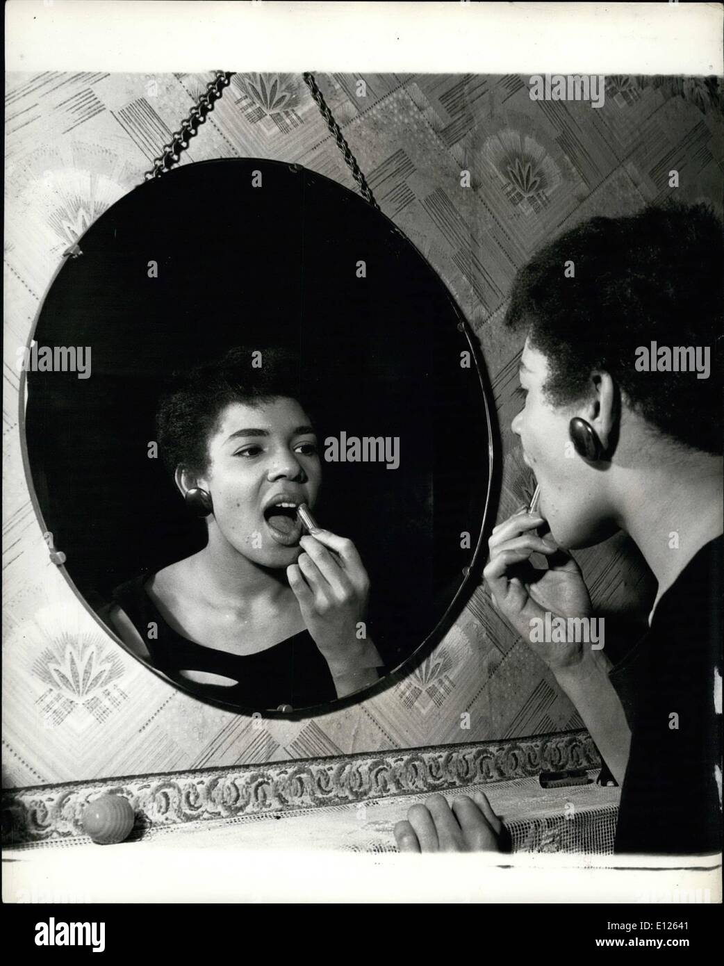 May 05, 1989 - Shirley Bassey becomes a star: Shirley makes up using ...