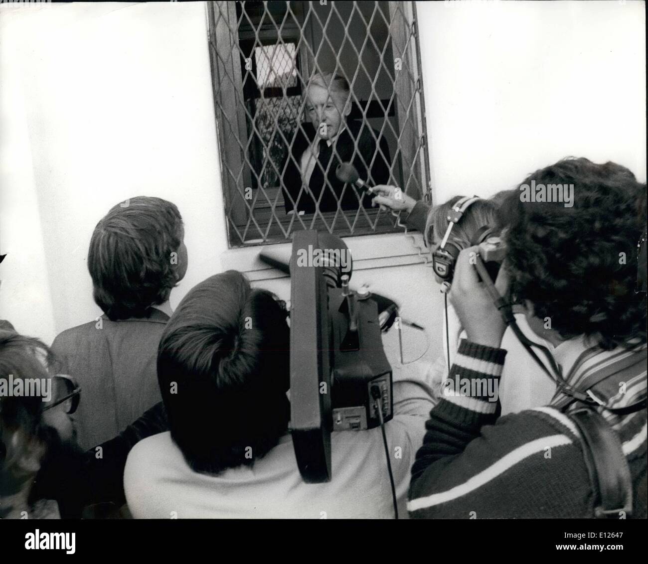 Jun. 06, 1989 - Mr. Ian Smith Behind Bars? Looking through the bars is ...