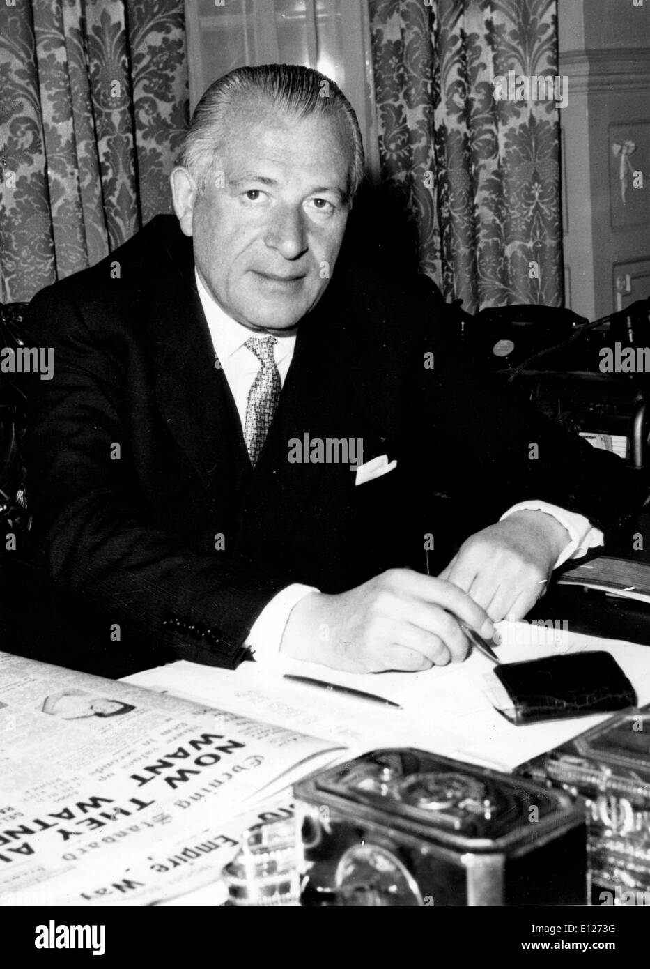 Sir charles clore hi-res stock photography and images - Alamy