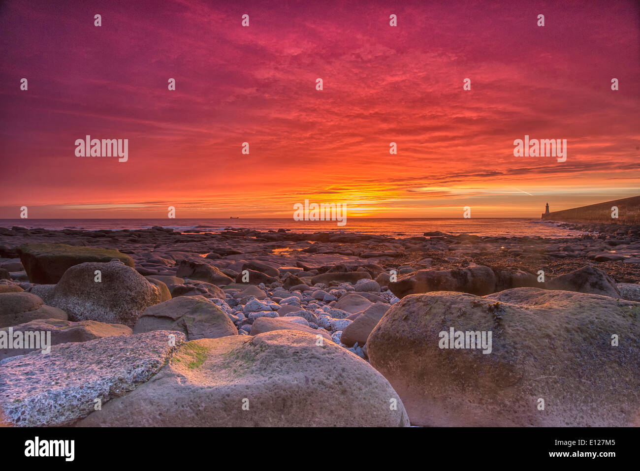Sunrise over ocean low hi-res stock photography and images - Alamy