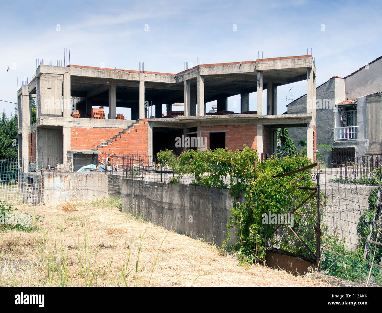 Abandoned and run down half built building Stock Photo - Alamy