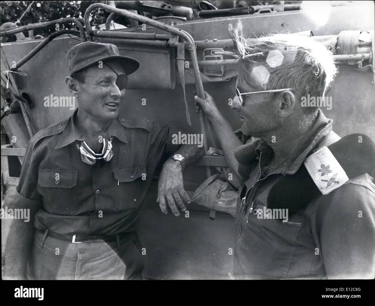 Dec. 16, 2011 - Yom Kippur War 1973 Moshe Dayan talking to an Israeli ...