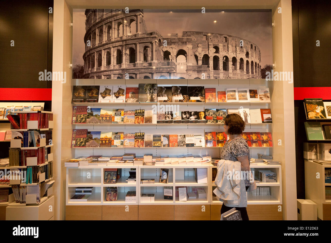 Colosseum souvenirs rome italy hi-res stock photography and images - Alamy