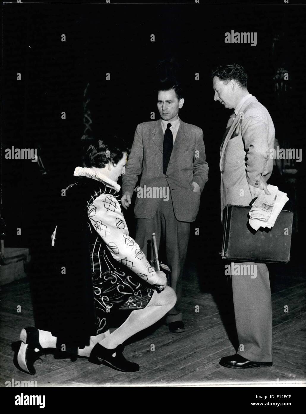 Dec. 20, 2011 - Peter Pears as Lord Essex rehearses a passage from the ...