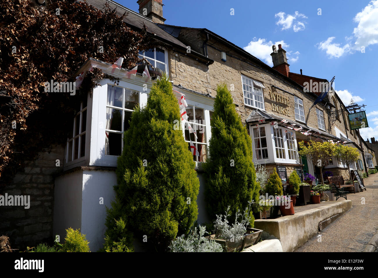 The White Horse pub in Silverstone Stock Photo - Alamy
