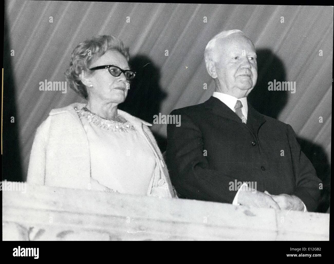 Mr b hi-res stock photography and images - Alamy