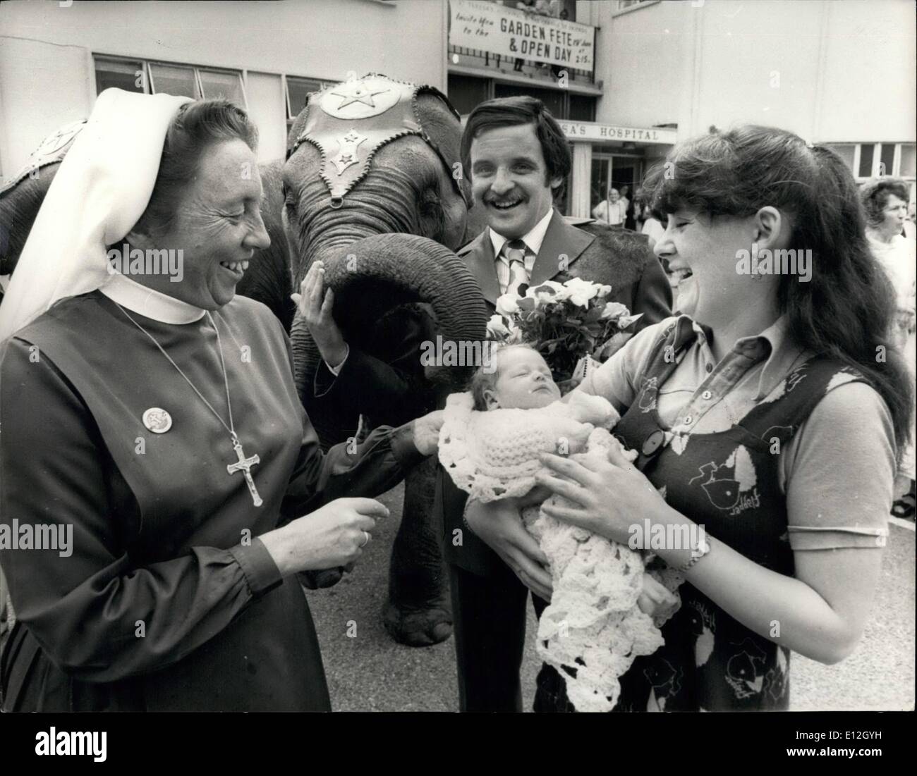 Family meet baby hospital hi-res stock photography and images - Alamy