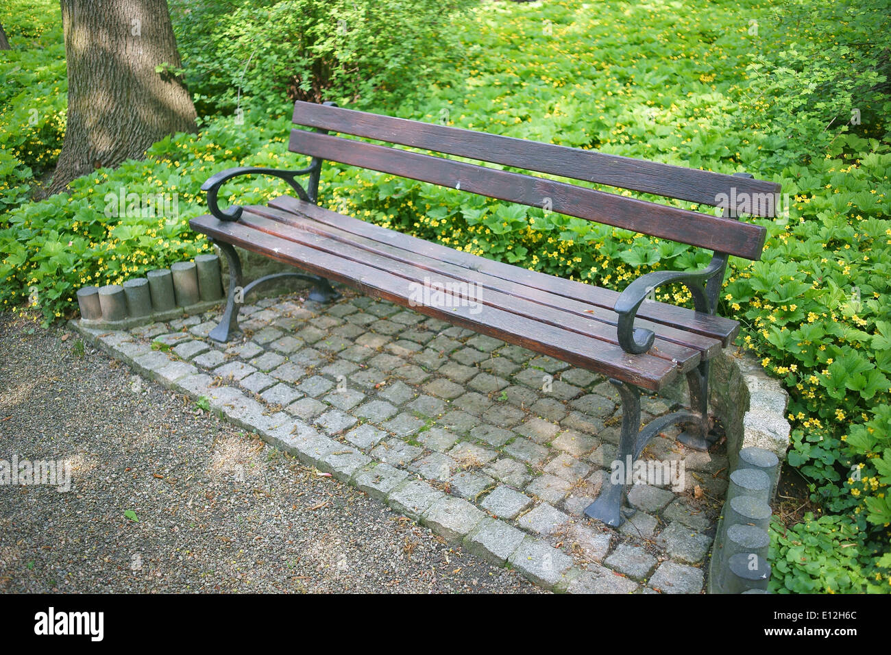 Empty park bench Stock Photo - Alamy