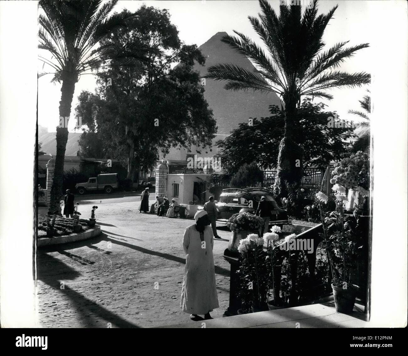 Mena house pyramid hi-res stock photography and images - Alamy