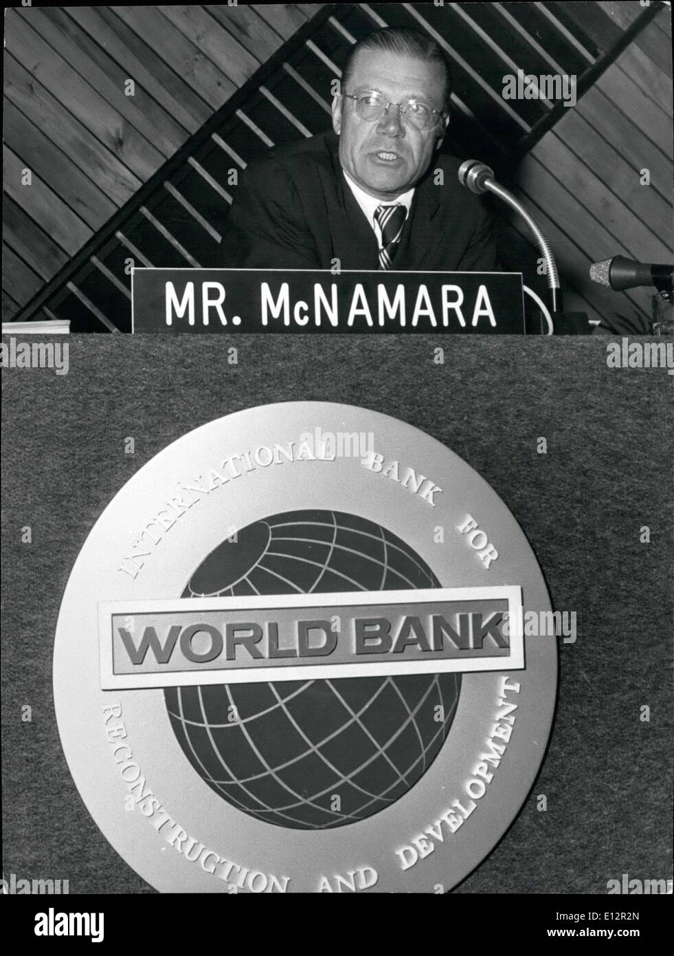 Meeting in bank hi-res stock photography and images - Alamy