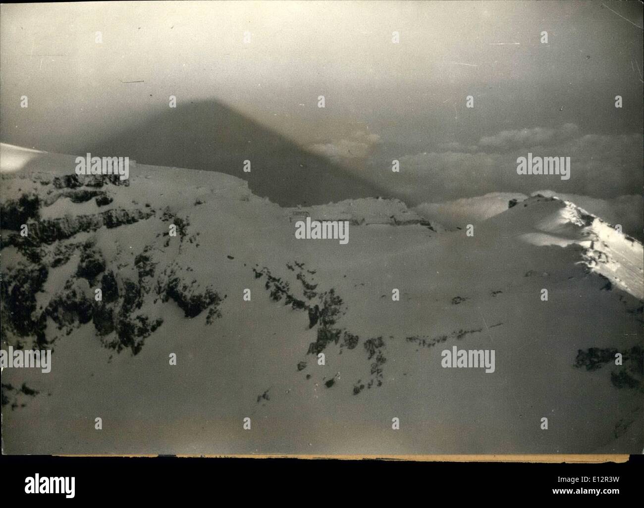 Fuji over cherry blossoms hi-res stock photography and images - Alamy