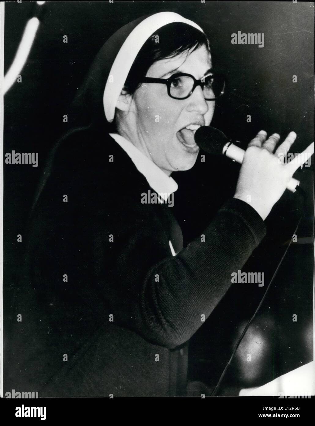 Singing nun hi-res stock photography and images - Alamy