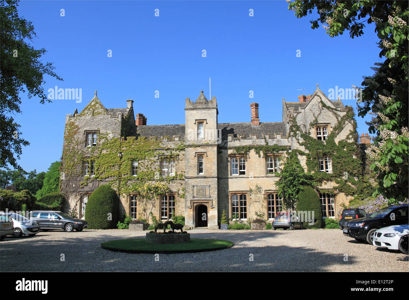 Front entrance at The Manor, 16thC hotel, Weston-on-the-Green ...
