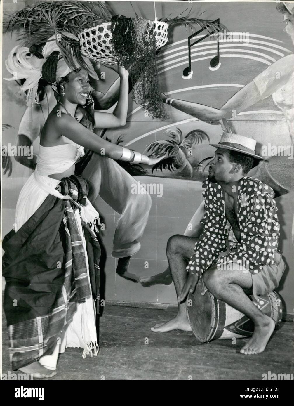 Troupe hi-res stock photography and images - Alamy