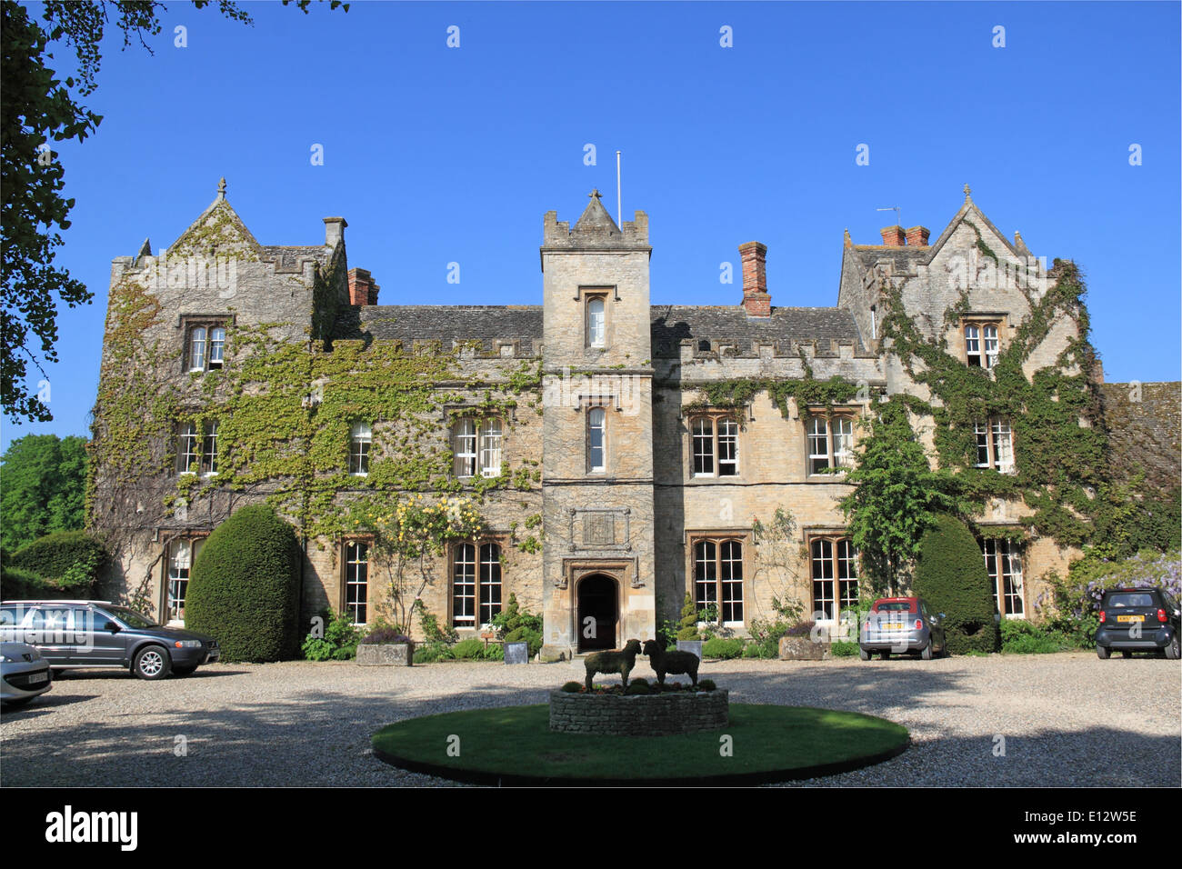 Front entrance at The Manor, 16thC hotel, Weston-on-the-Green ...