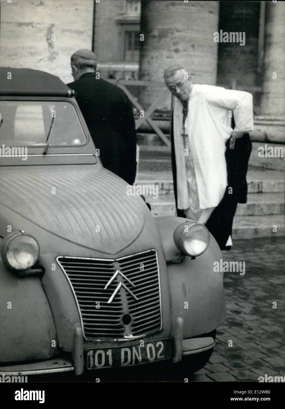 Take pictures inside or outside hi-res stock photography and images - Alamy
