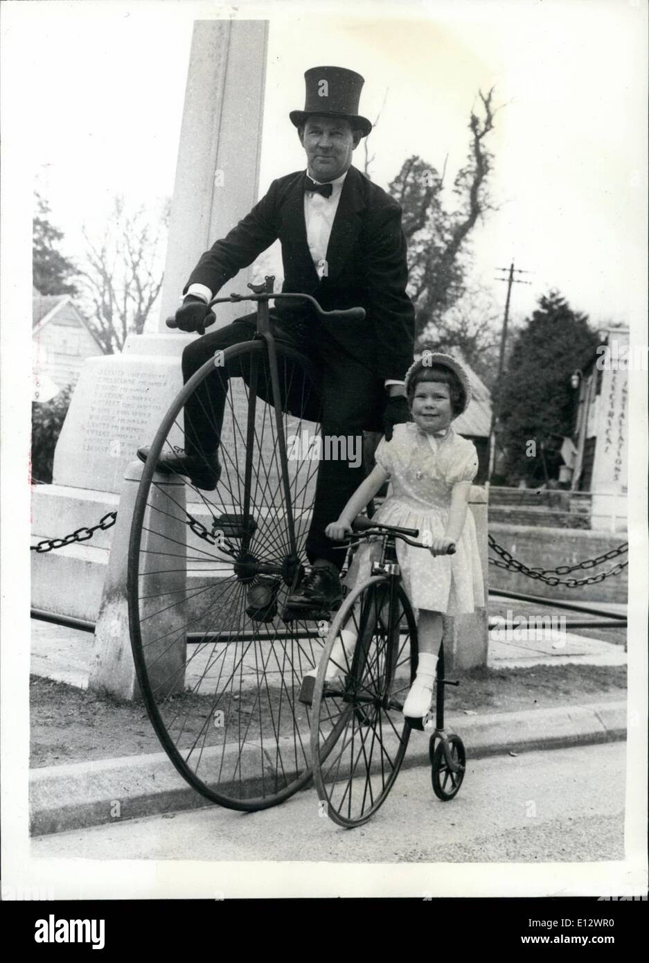 Penny farthing rider hi-res stock photography and images - Alamy