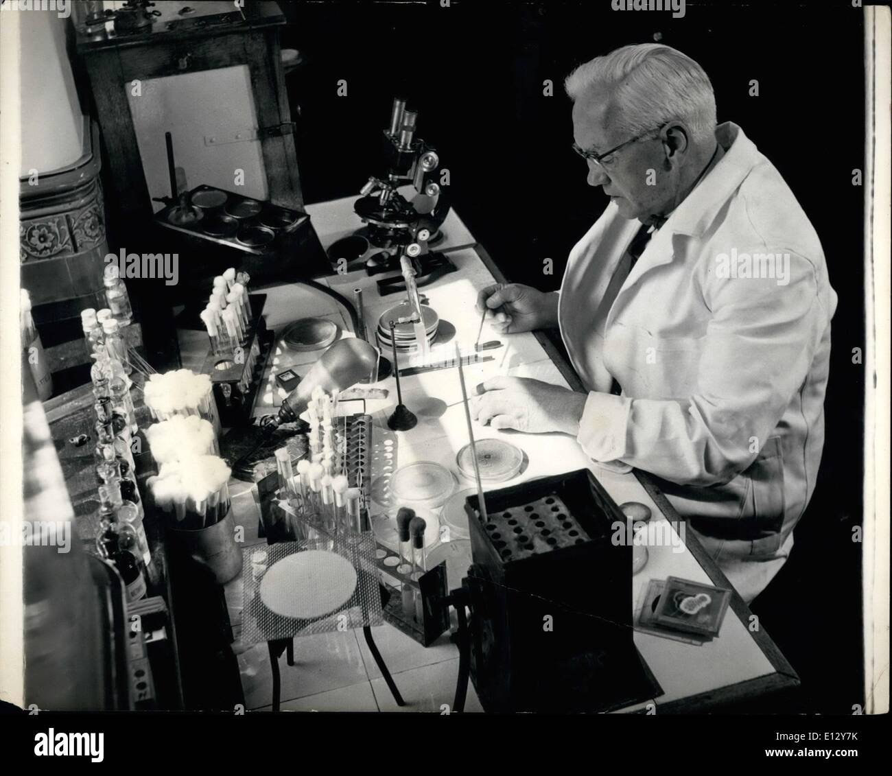 Sir alexander fleming hi-res stock photography and images - Alamy
